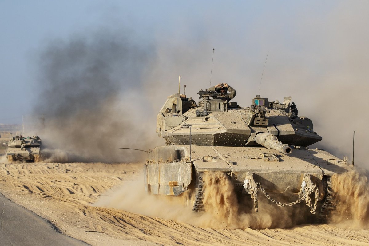 IDF move tanks along border fence