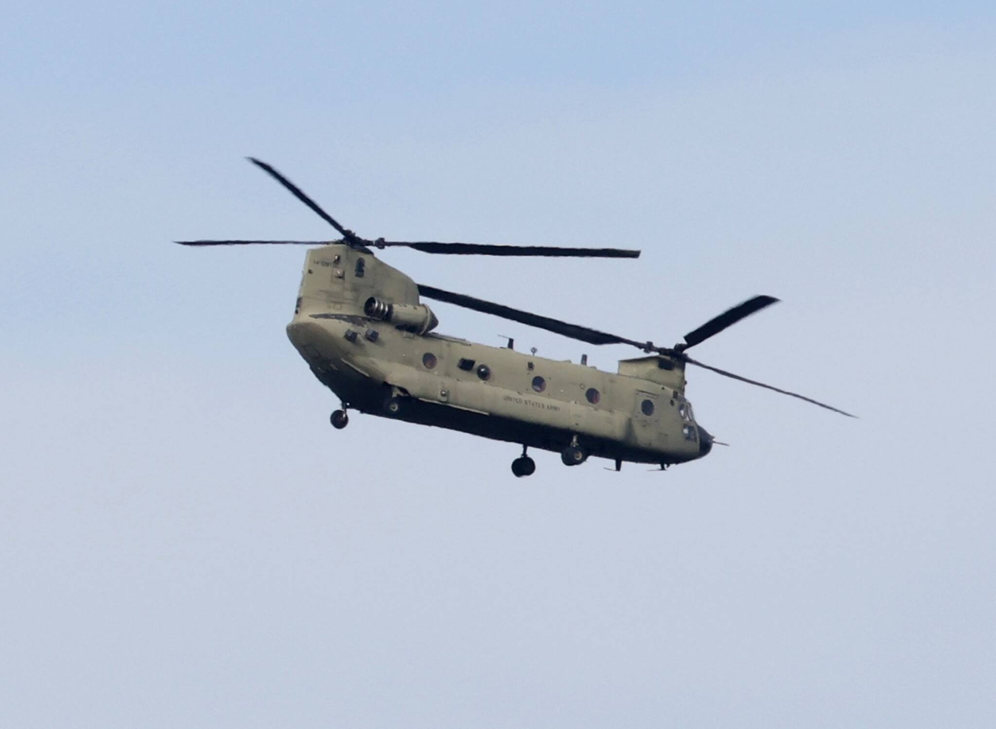US-Hubschrauber fliegen in Formation über Sachsen