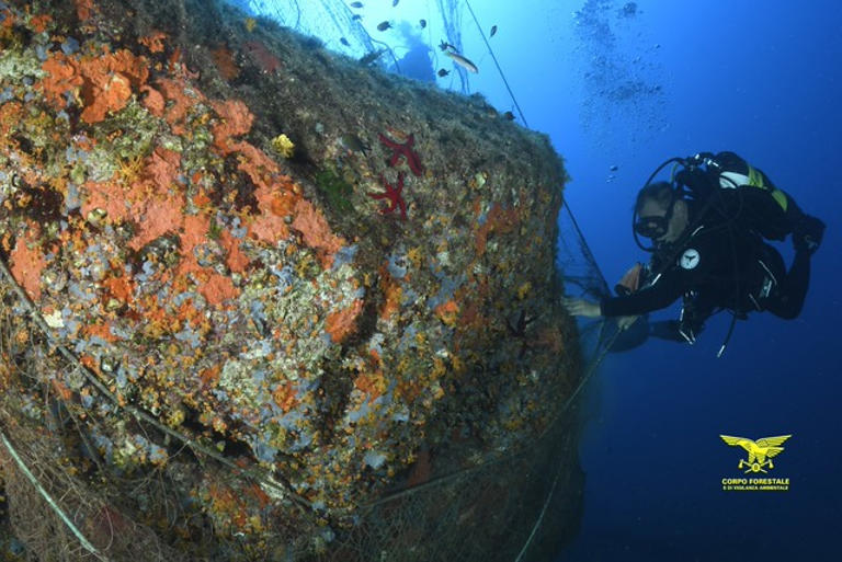 Rimosse reti e nasse nei fondali di Torre delle Stelle