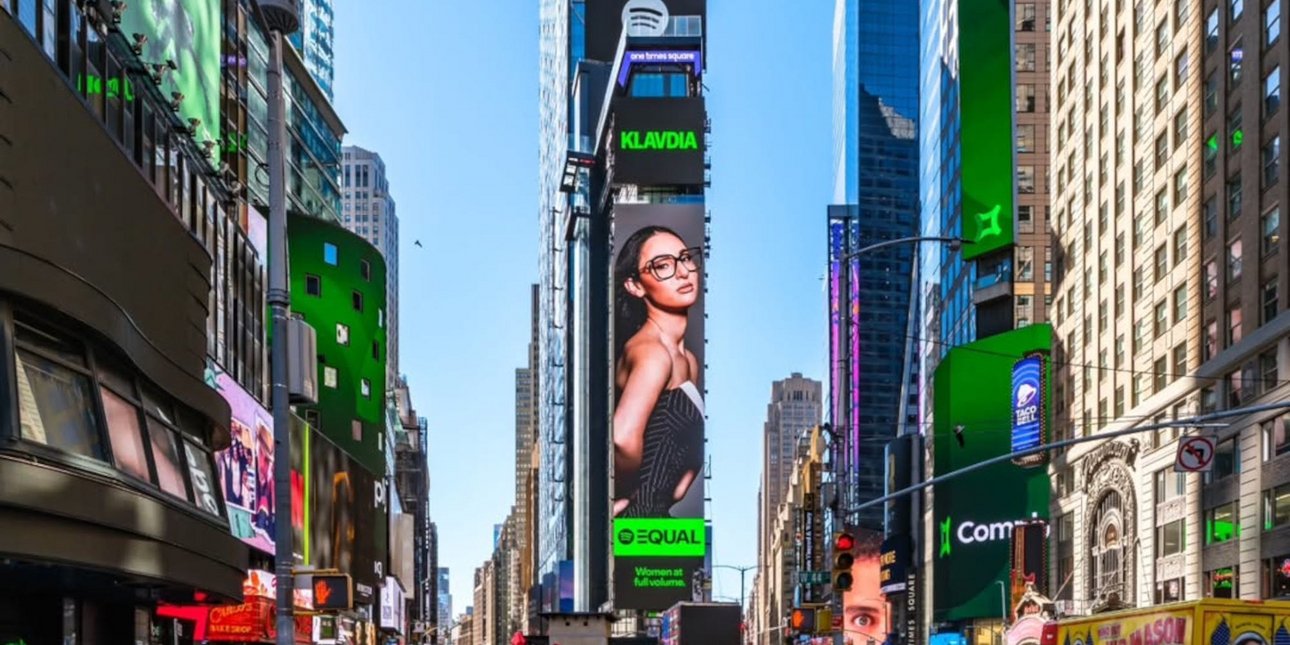 Στην Times Square της NY η Κλαυδία -Επελέγη από το Spotify ως πρέσβειρα ...