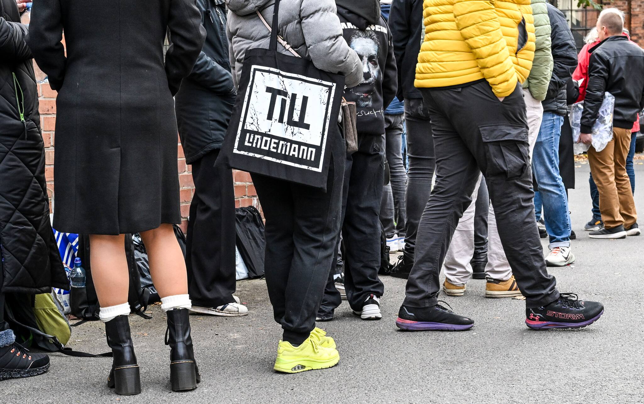 Autogrammstunde von Till Lindemann und Joey Kelly an Stadtrand verlegt
