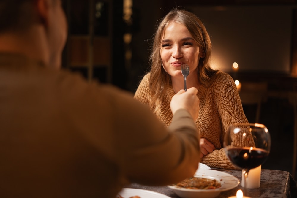When eating out becomes awkward: 12 habits that disrupt the meal