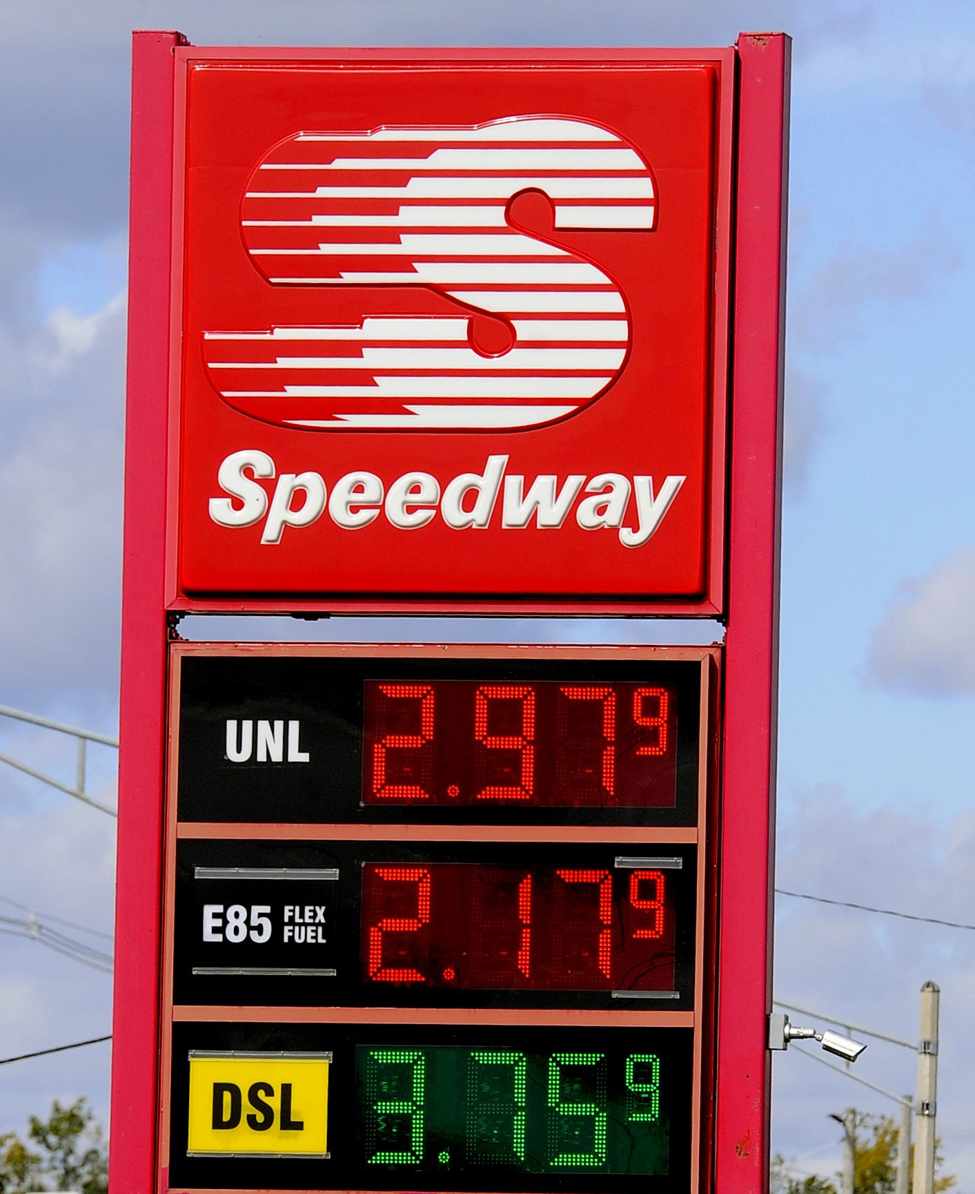 Michigan gas, under $3 a gallon, falls to lowest prices in years