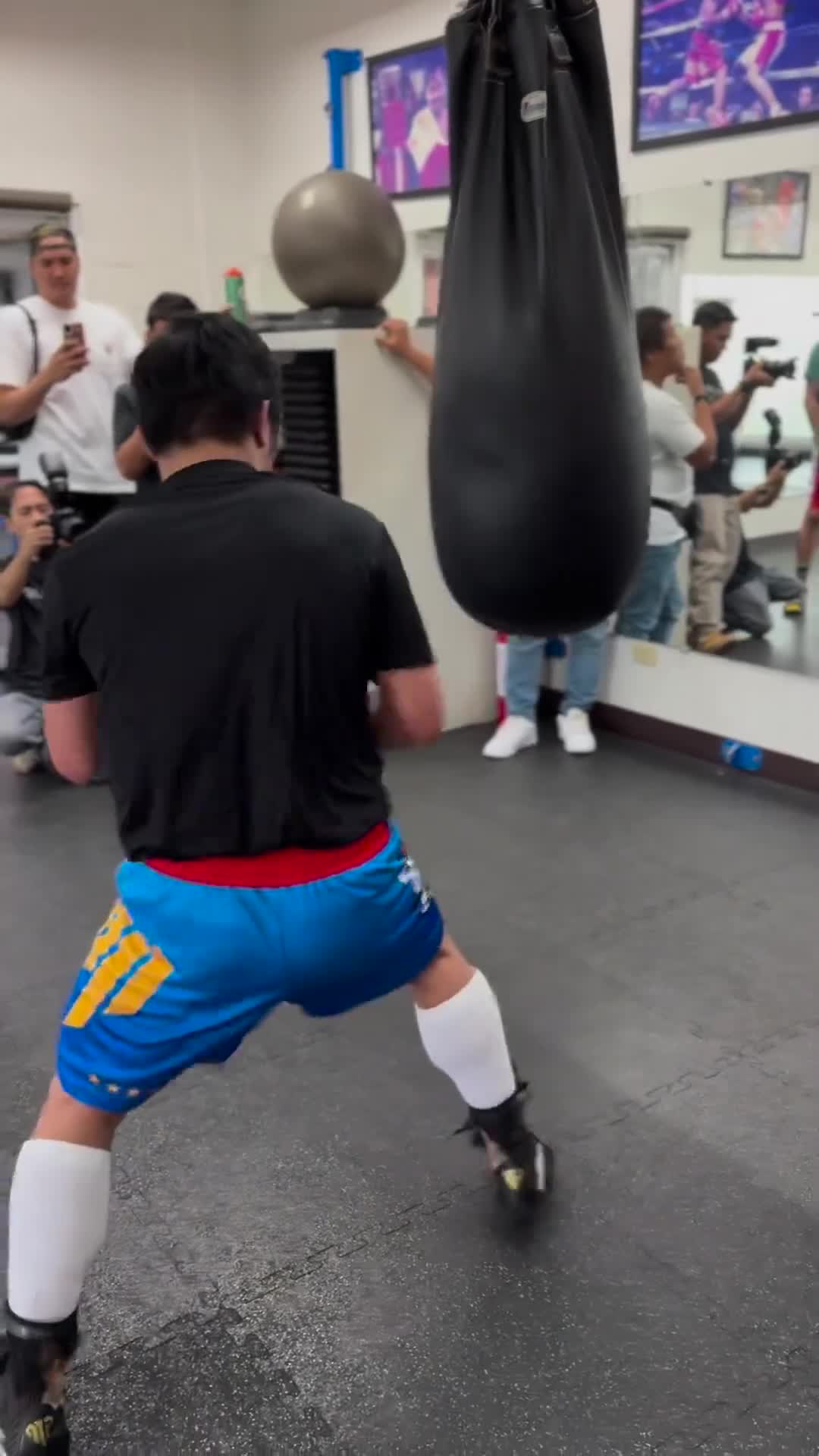 Manny Pacquiao unloads the full arsenal during a public workout, does ...
