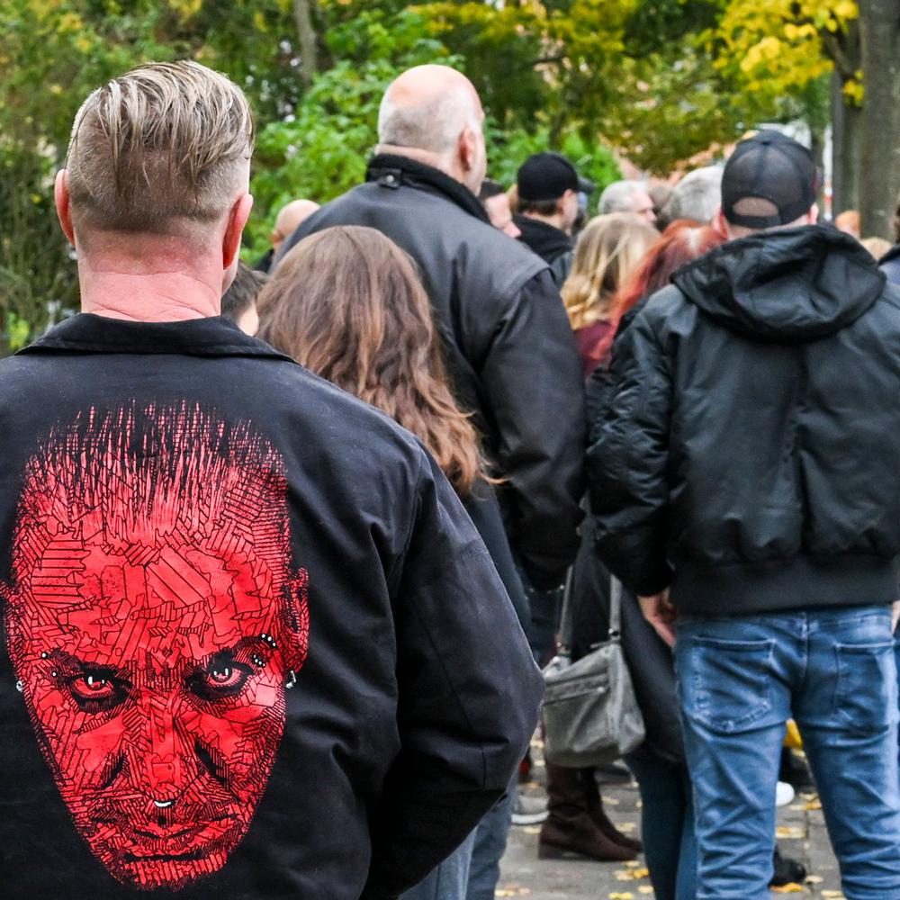 Nach Drohungen und Boykottaufrufen: Autogrammstunde von Till Lindemann ...