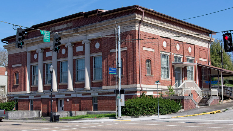 Situated Between Nashville And Knoxville Is Tennessee's Artsy City ...
