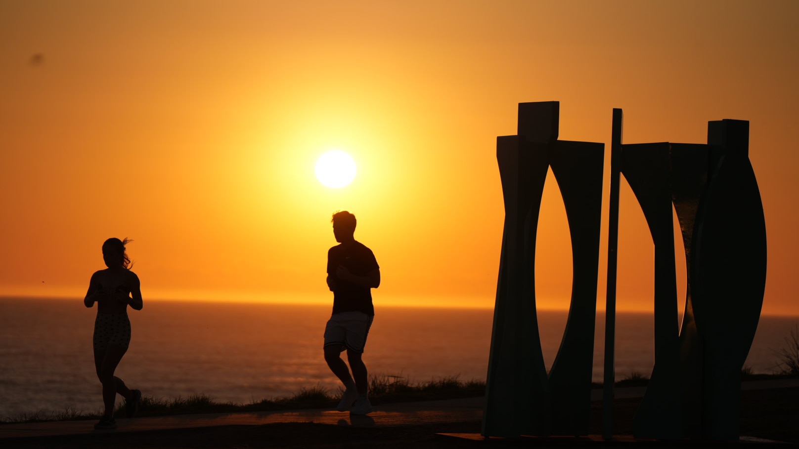 Destructive winds, storms and record heat to blast south-east Australia ...