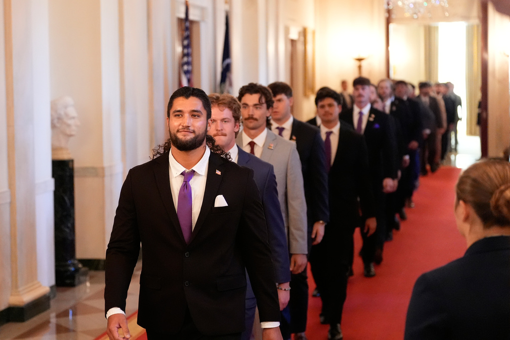 Trump honors 2025 college baseball champs LSU and LSU-Shreveport