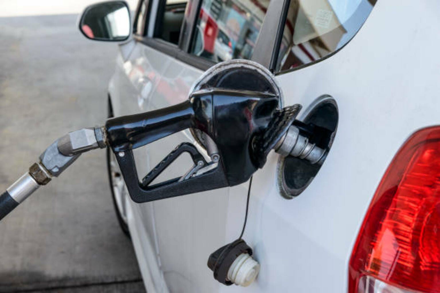 Gas prices in the U.S. fall below $3 a gallon on average following ...