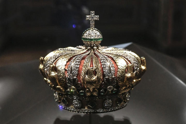 Burglars just broke into the Louvre and stole historic crown jewels in ...