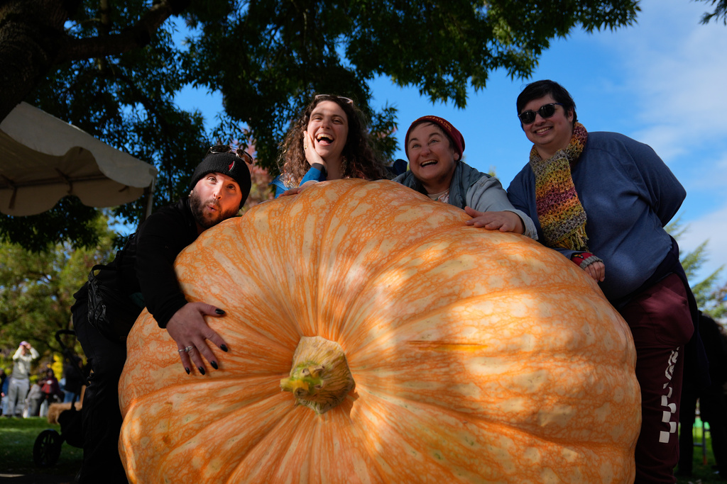 Giant, floating pumpkin races draw large crowds to annual event in Oregon