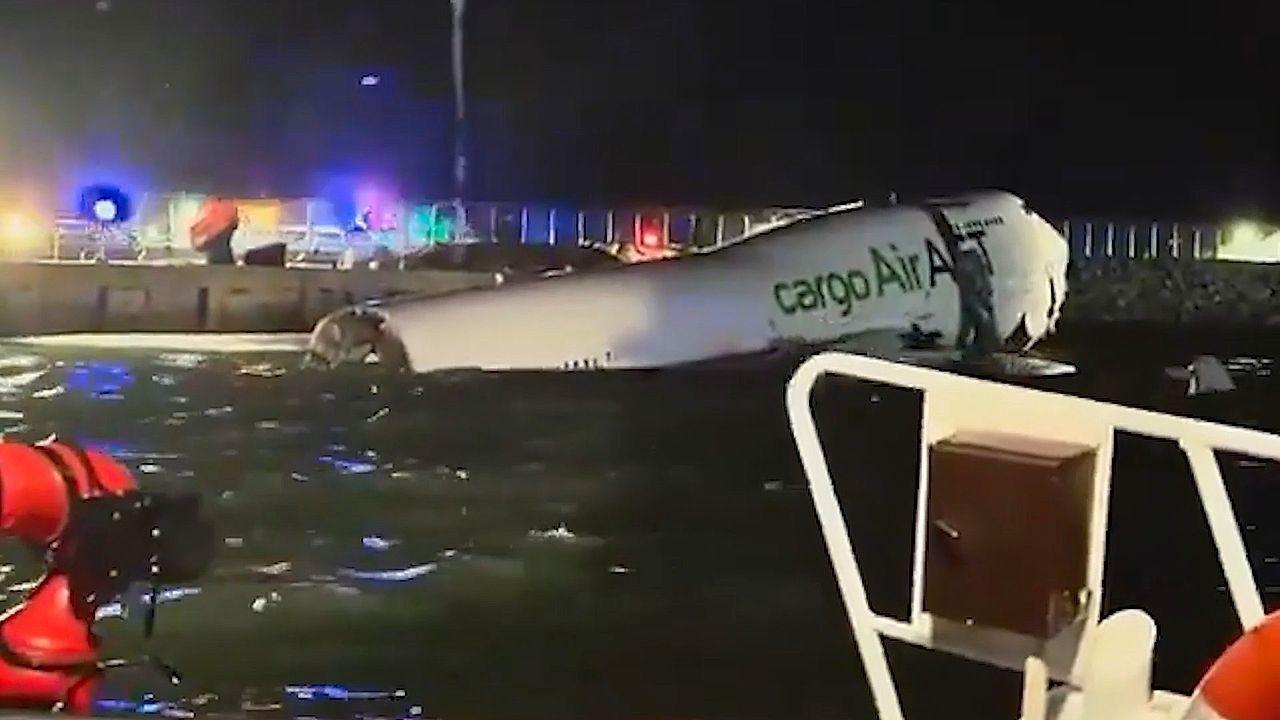 Emirates Boeing 747 cargo plane overshoots runway in Hong Kong, 2 ...