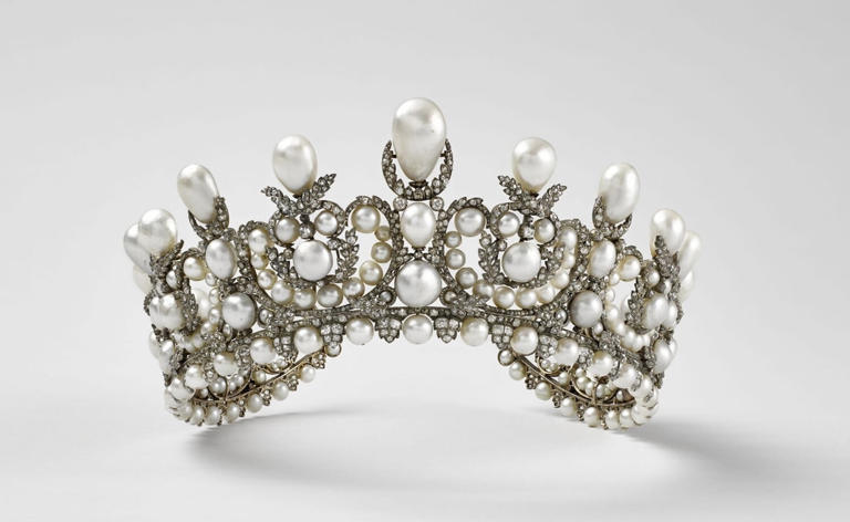 Royal crown damaged in brazen heist at the Louvre: Culture Minister