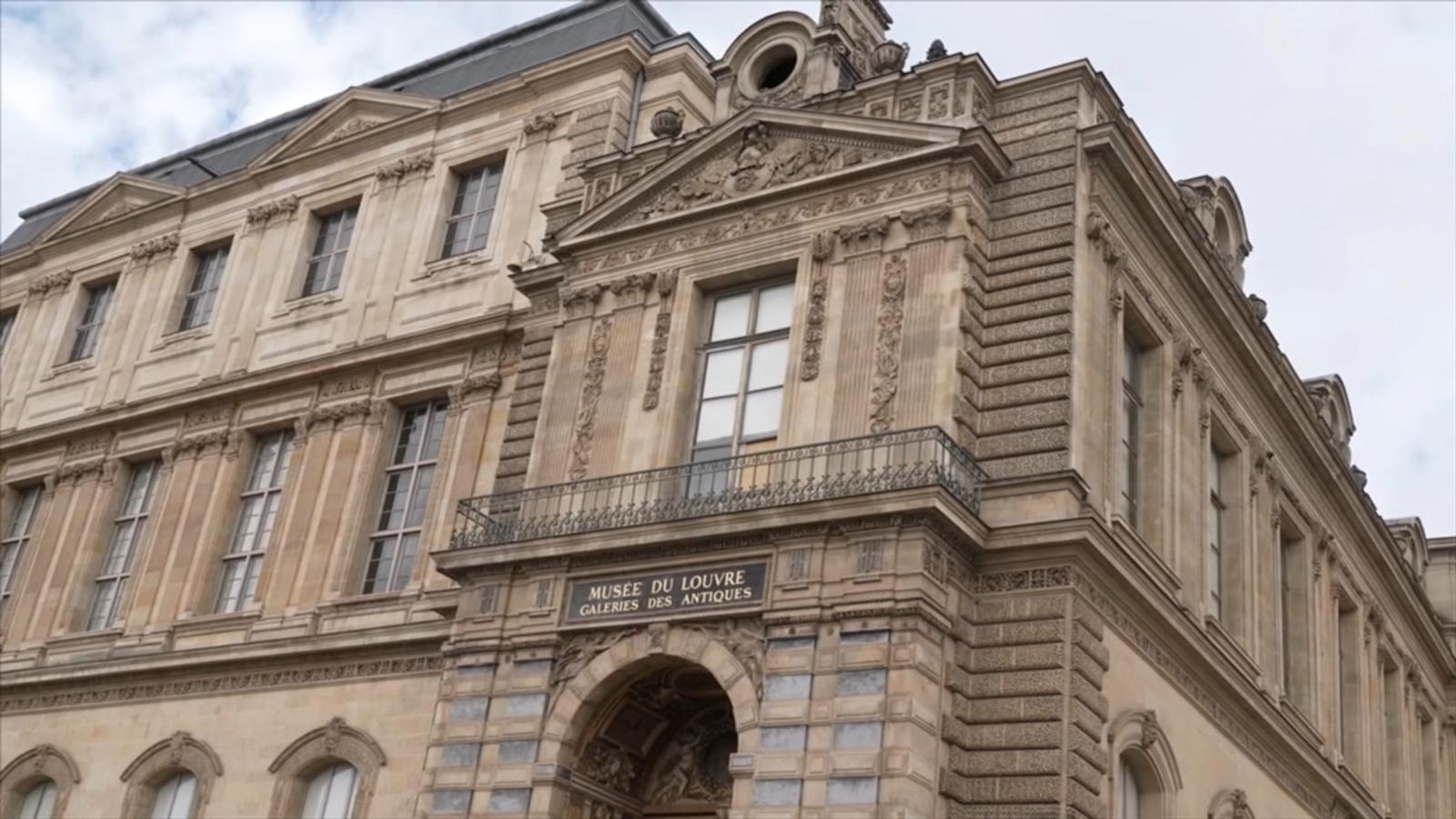 Urgent search for thieves behind brazen jewelry heist at the Louvre