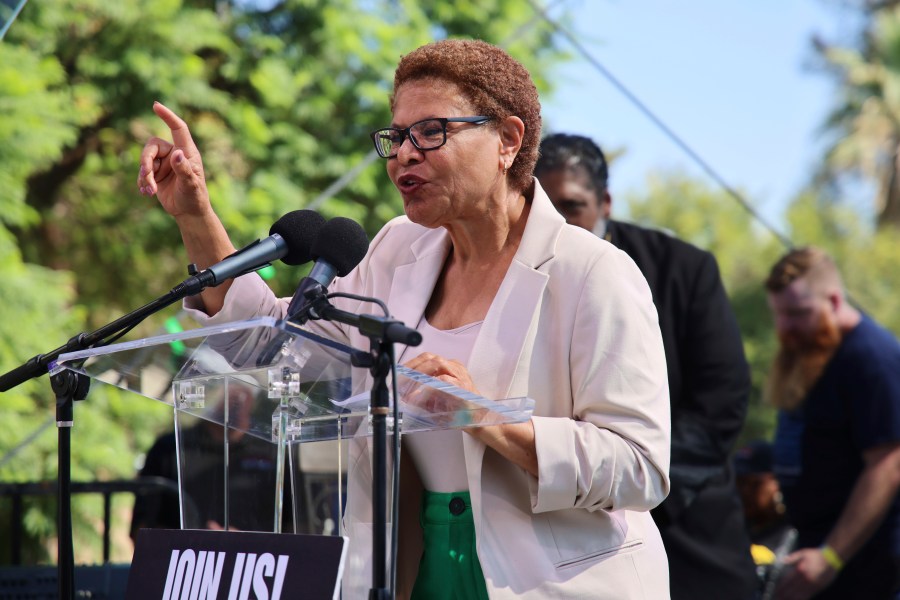 Los Angeles mayor signs new directive banning federal immigration ...