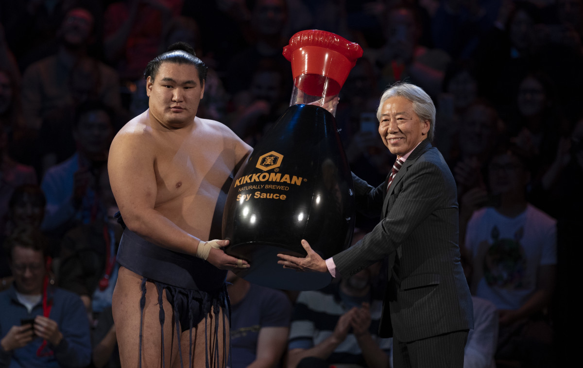 Unbelievable Slam in Sumo Competition Goes Viral