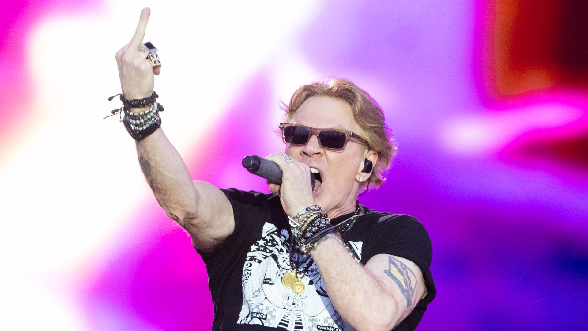 O que fez Axl Rose se irritar e atirar microfone em show na Argentina ...