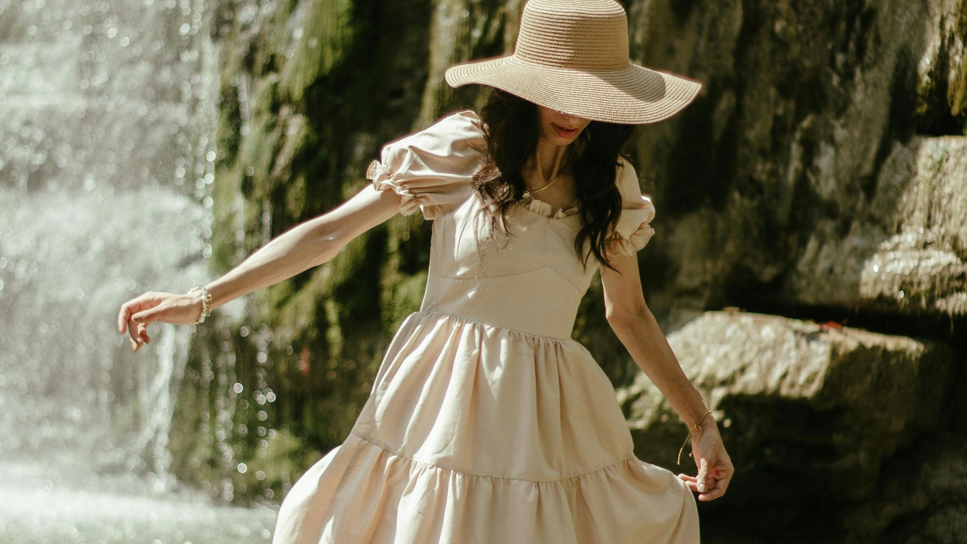 10 Fabrics That Wrinkle Easily & 10 Tips For Dealing With It