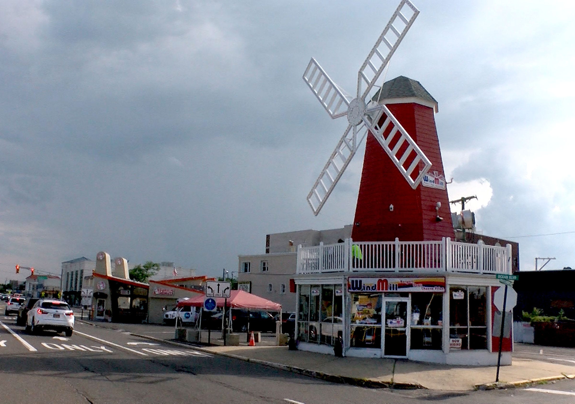 At the WindMill in Long Branch, Bruce Springsteen finds hot dogs fit ...