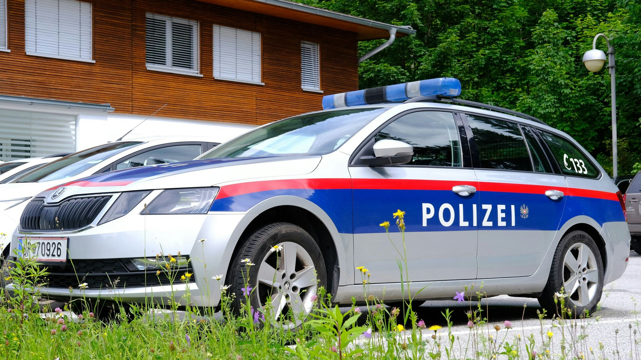 15-Jähriger flüchtet vor Polizei und verletzt Beamte