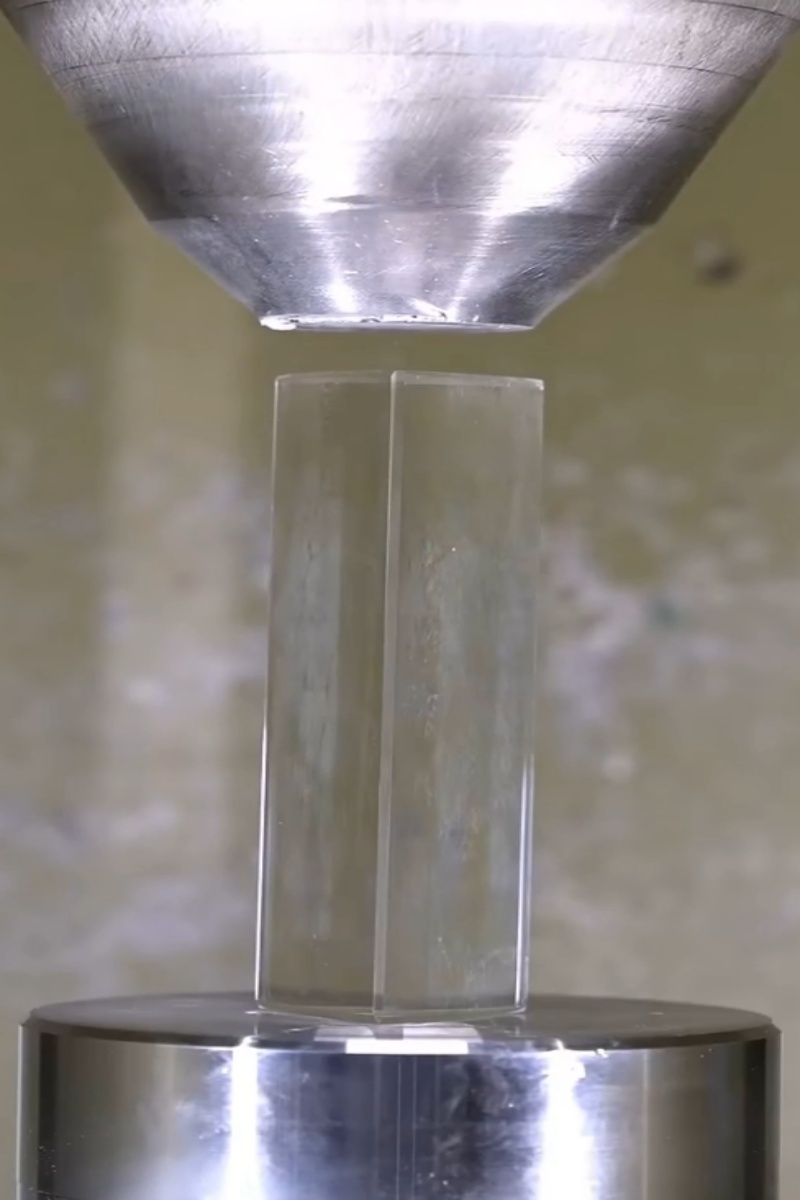 Presse hydraulique comprimant un bloc clair