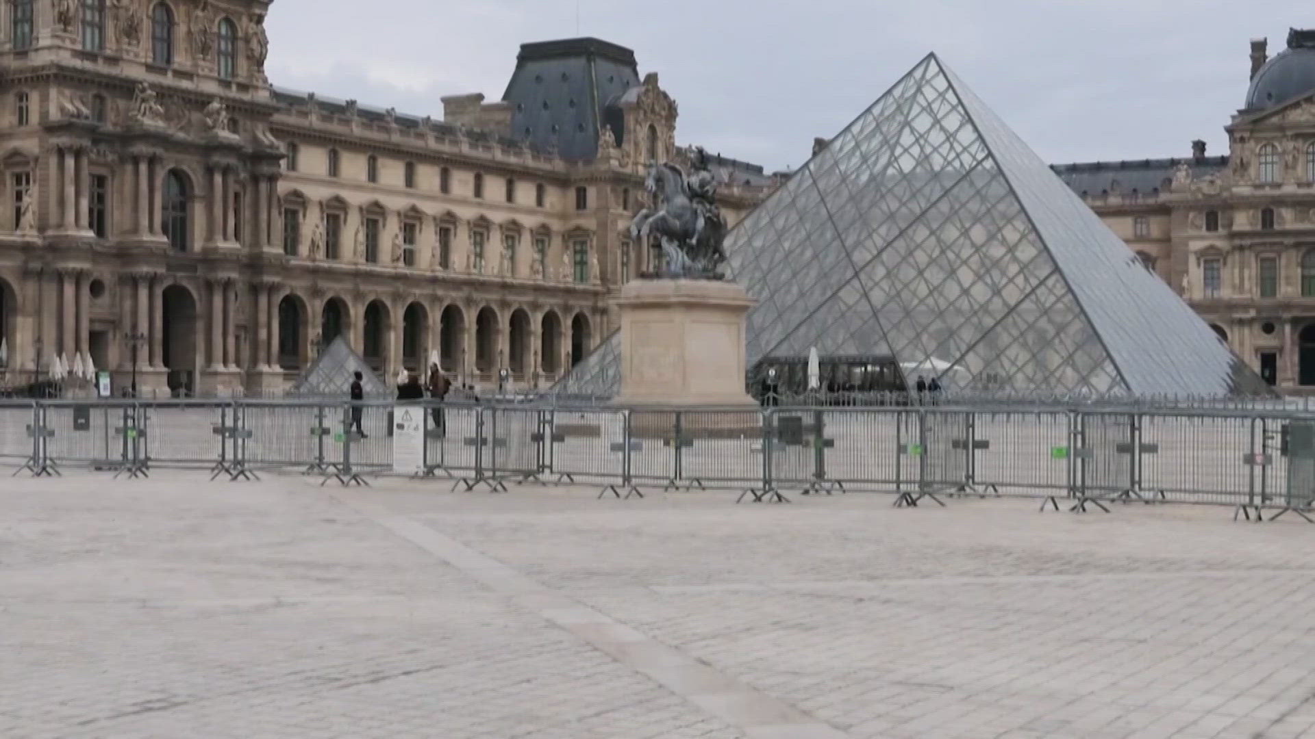 Thieves steal crown jewels in 4 minutes from Louvre Museum