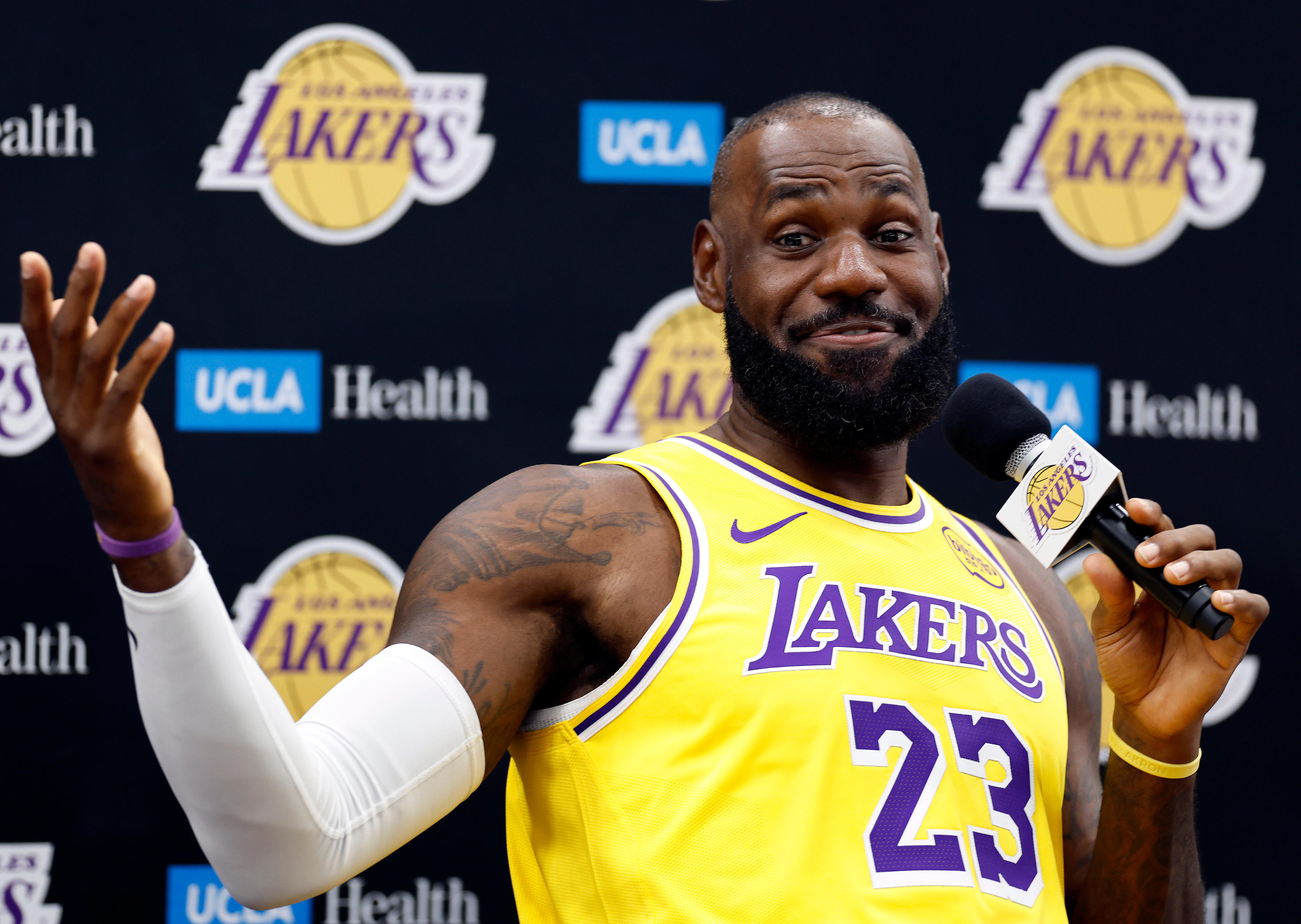 Man drops lawsuit against LeBron James over tickets for Lakers game