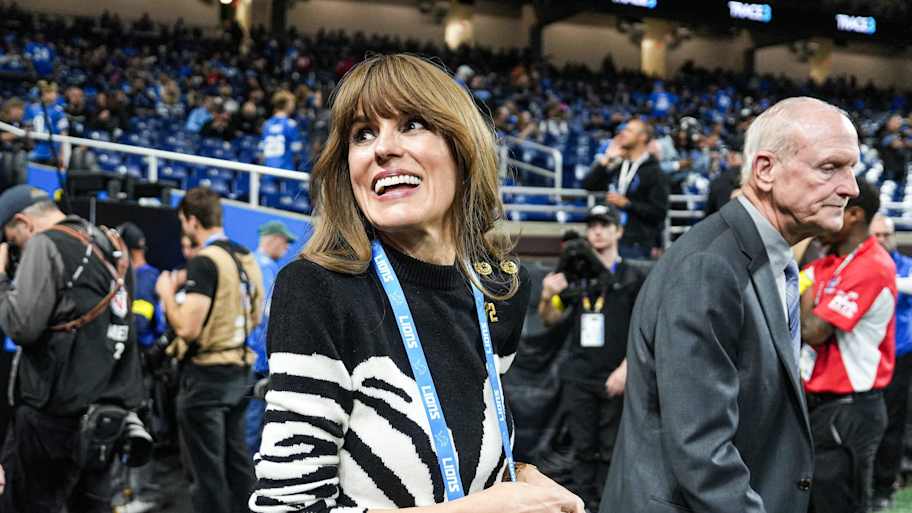 Dan Campbell’s wife Holly turns heads with referee-like fit for Lions ...