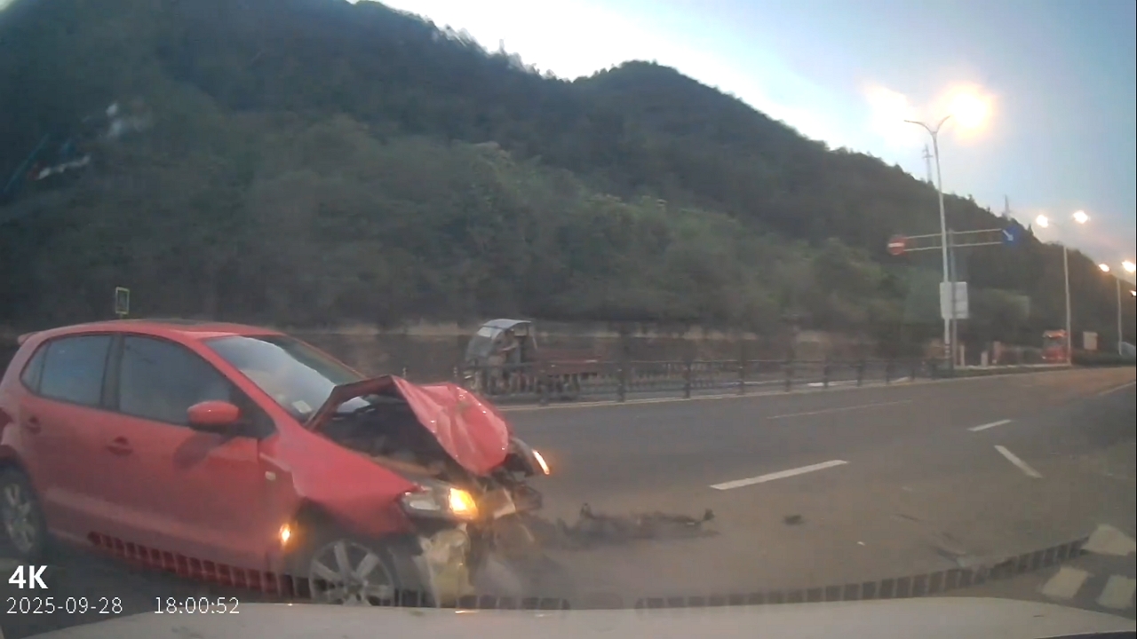 Car loses control after speeding and crashes into barriers in Zhejiang ...
