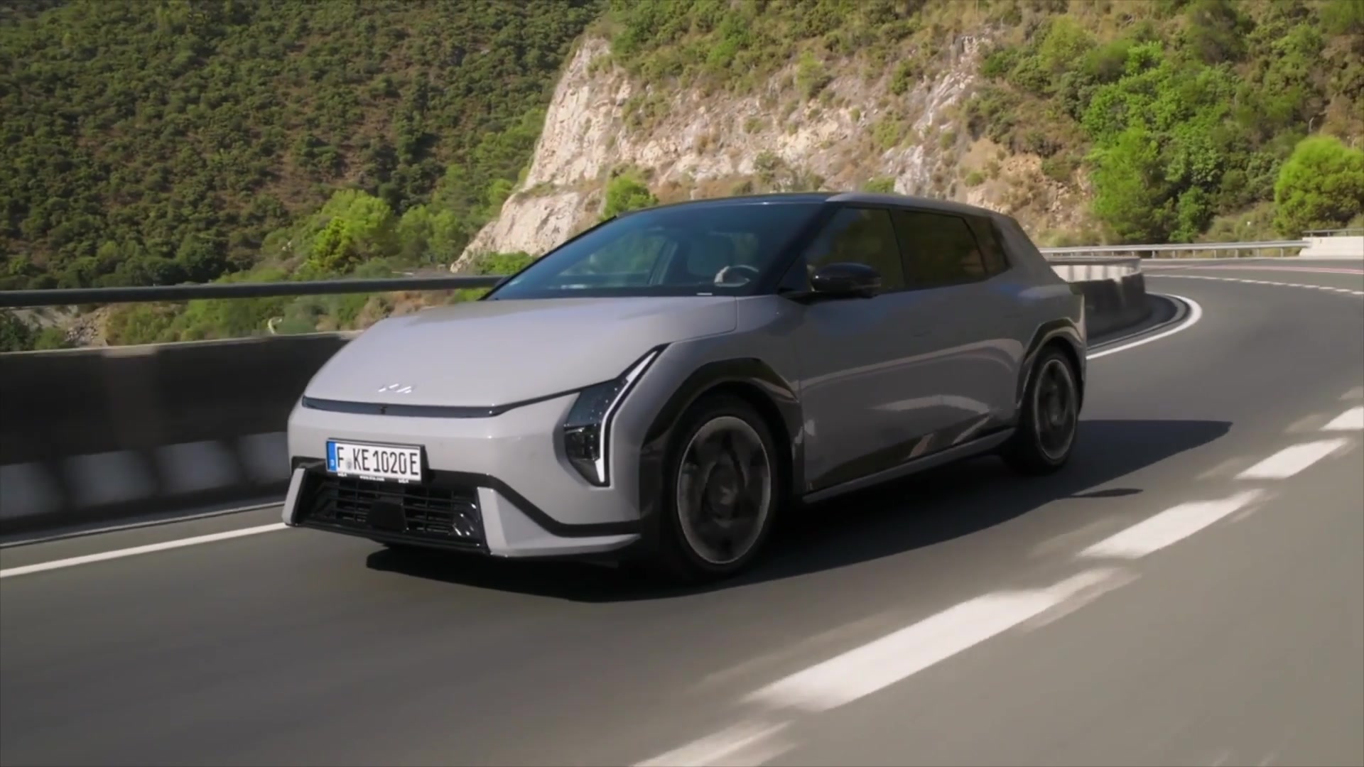 Kia EV4 ‘GT-Line’ 81.4kWh in Wolf Grey Driving Video