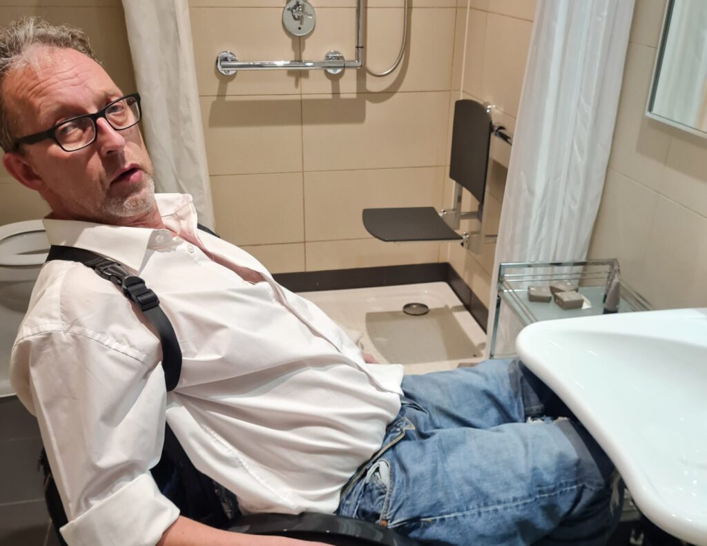 Man forced to sleep in his wheelchair in hotel despite booking ...