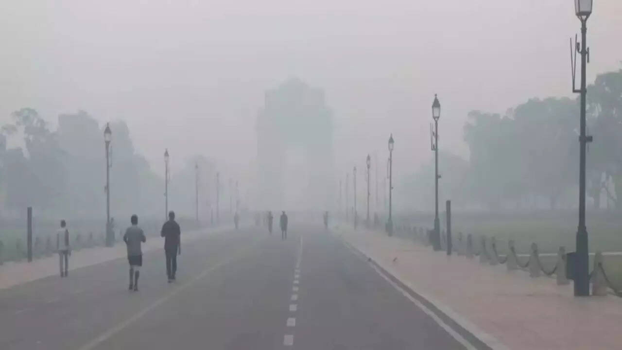Delhi air pollution: Residents complain of breathing difficulties ...