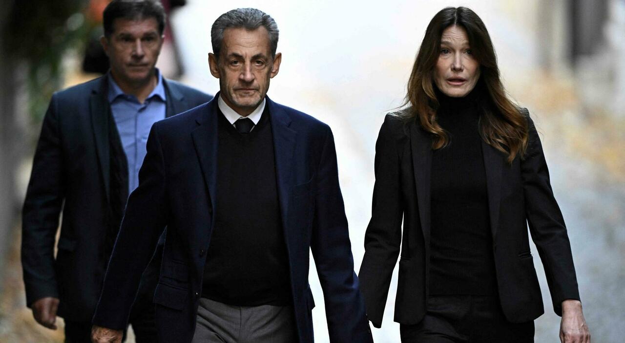 Sarkozy entra nel carcere di La Santé, l'uscita di casa mano nella mano ...