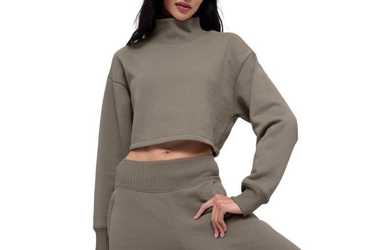 Kris Jenner and I Both Own This Fall-Forward Alo Yoga Lounge Set That’s ...