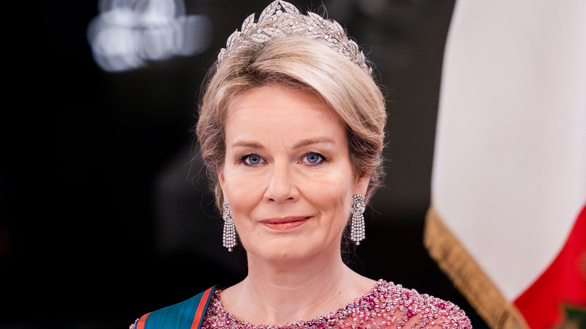 Matilde de Bélgica recuerda a Armani con 2 looks diferentes en un mismo ...