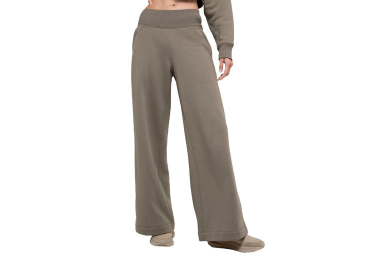 Kris Jenner and I Both Own This Fall-Forward Alo Yoga Lounge Set That’s ...