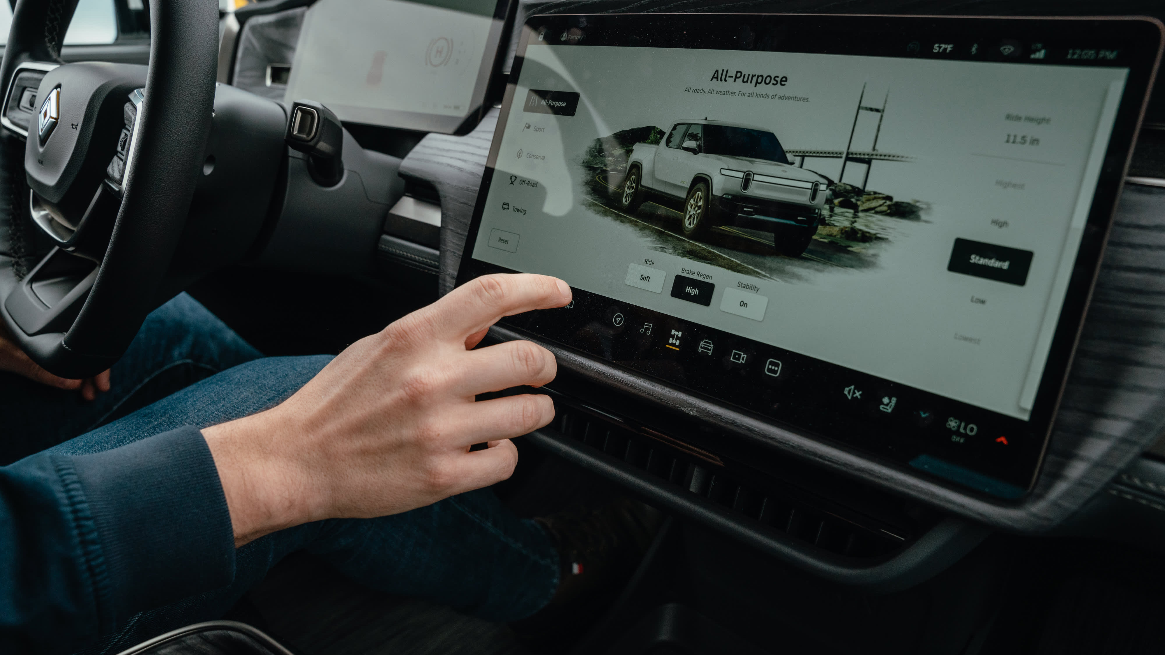 Why Car Makers are Abandoning In-Car Touchscreens