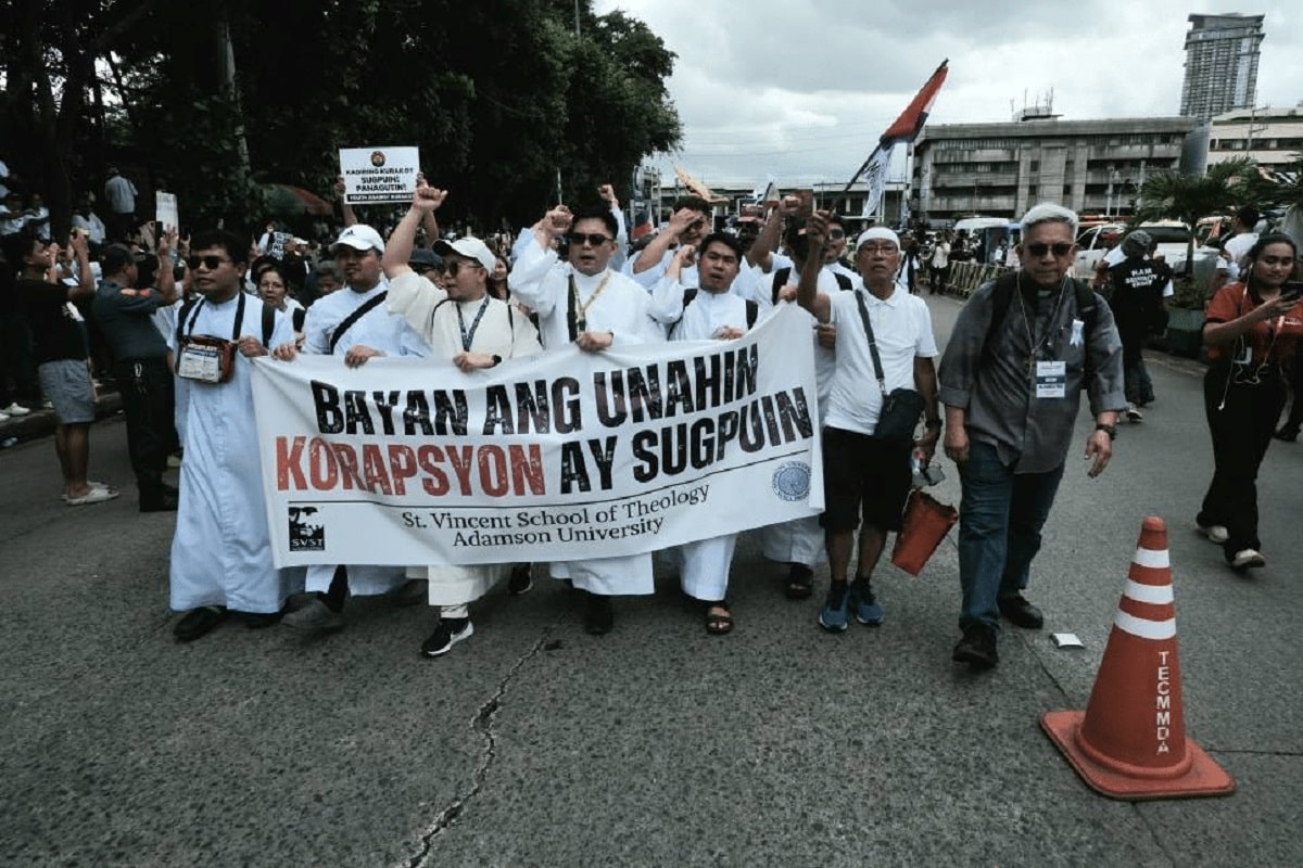 Filipino Catholics hold procession backing Nov. 30 anti-corruption rally