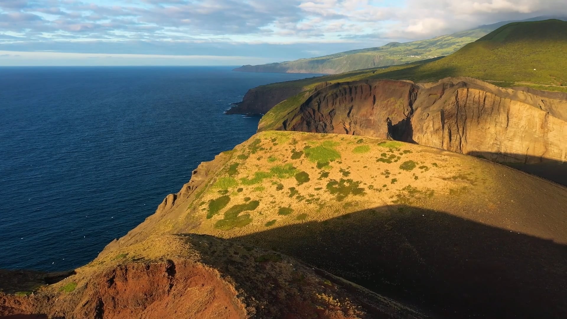 Un drone explore l'île de Faial au Portugal