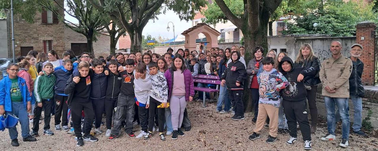 Panchina viola della gentilezza: successo per l’inaugurazione