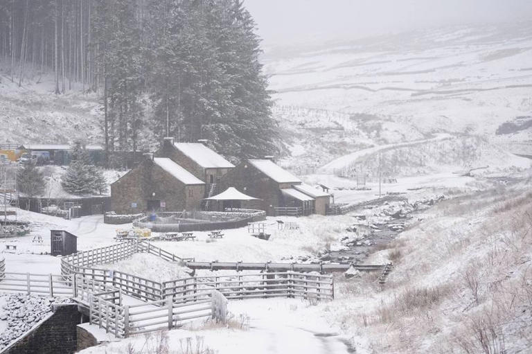 320-mile snow wall to hit UK as temperatures plunge to freezing