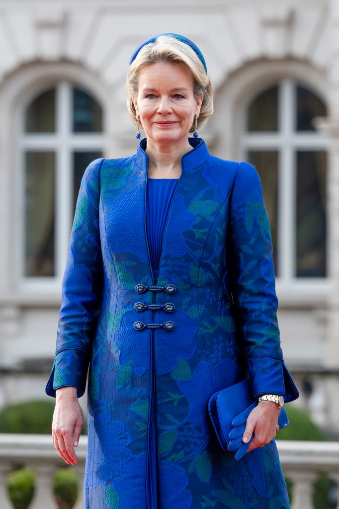 Matilde de Bélgica recuerda a Armani con 2 looks diferentes en un mismo ...