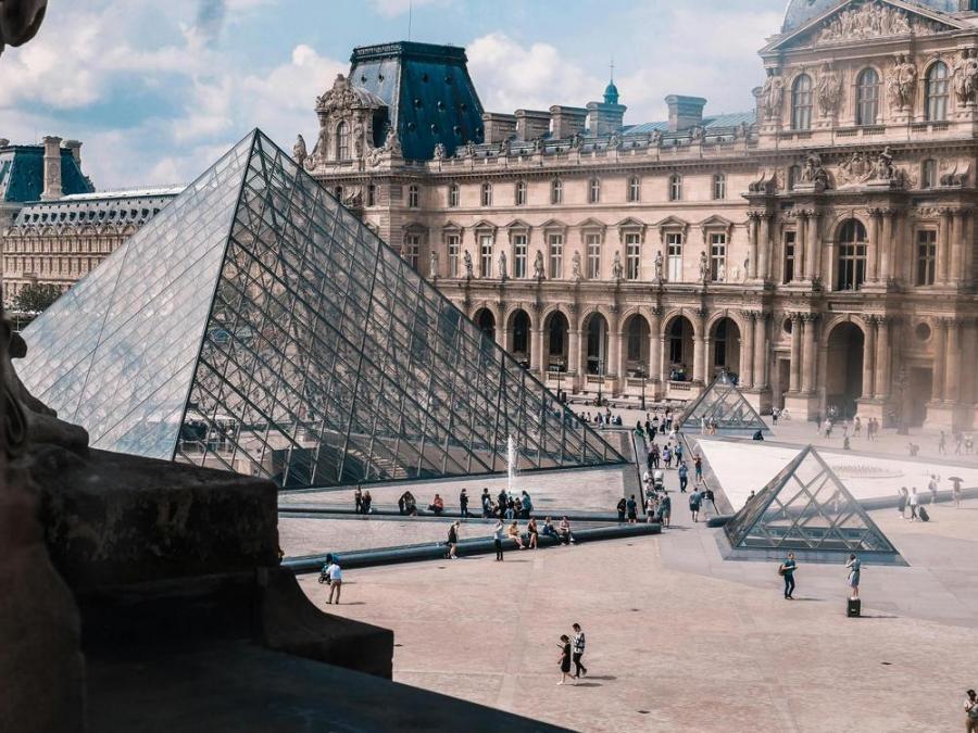 French crown jewels stolen from the Louvre Museum in daring heist