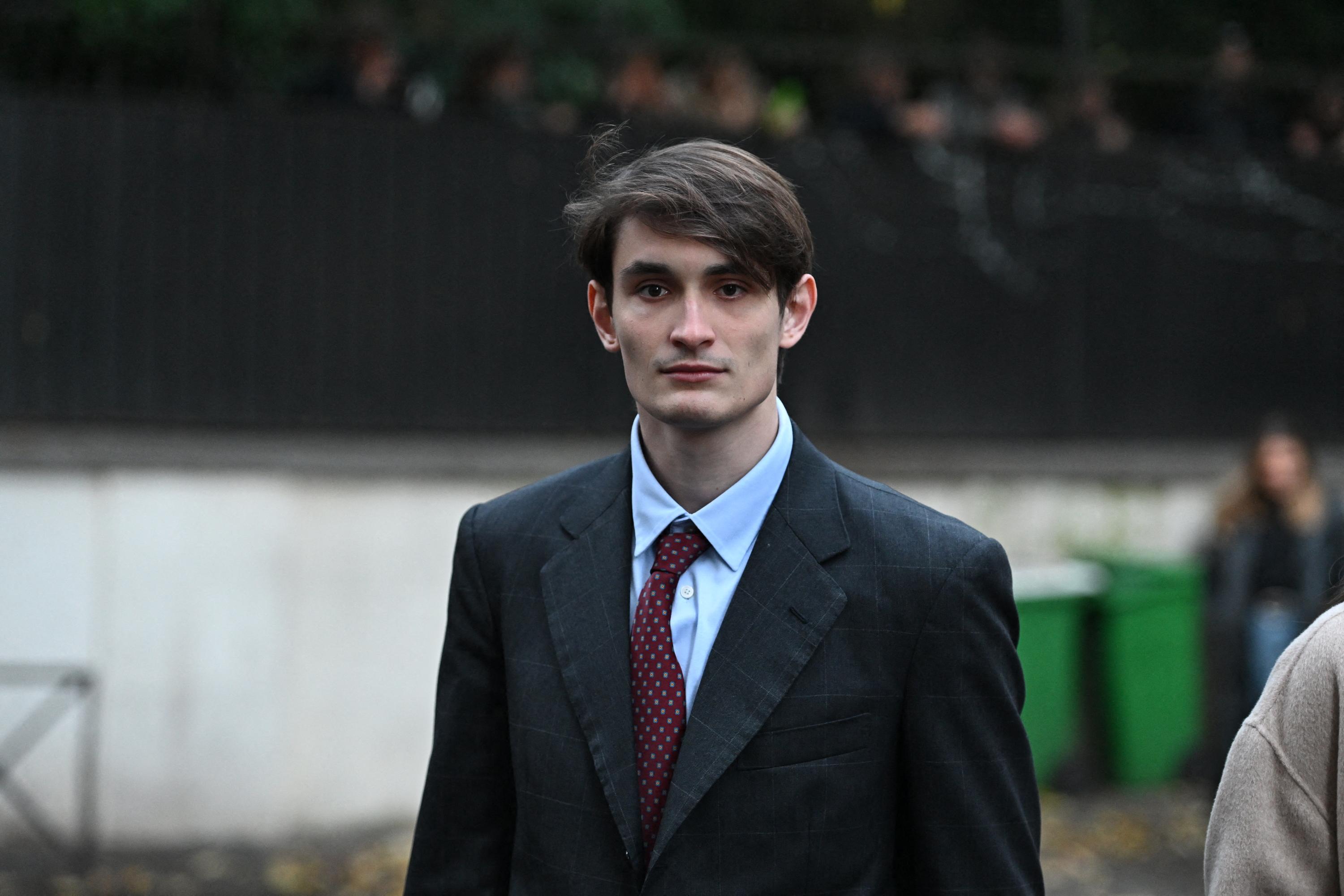 Aurélien Enthoven, le fils de Carla Bruni, apparaît très ému lors du ...