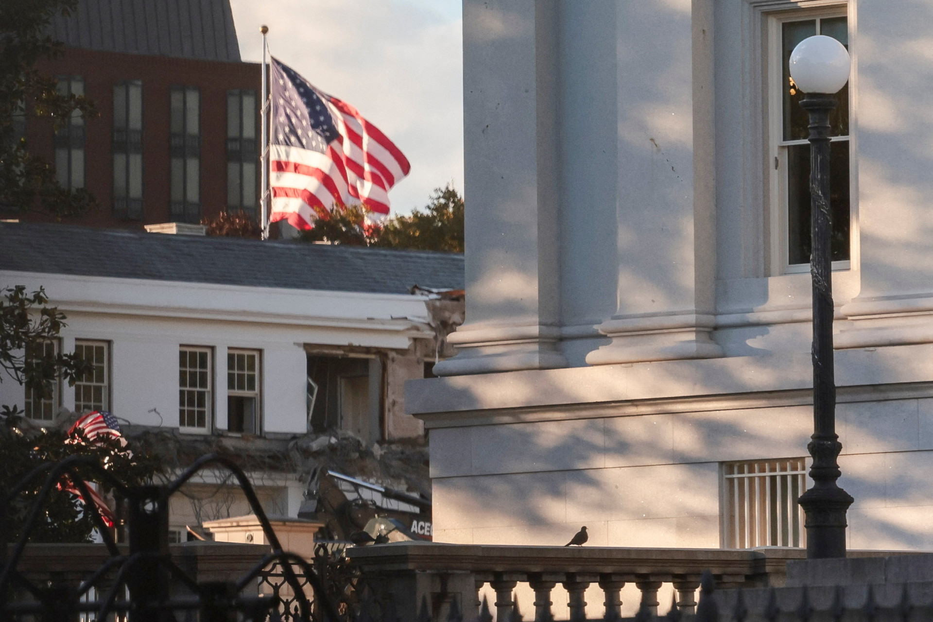 Trump lance la construction de sa salle de bal : l’aile est de la Maison Blanche en chantier