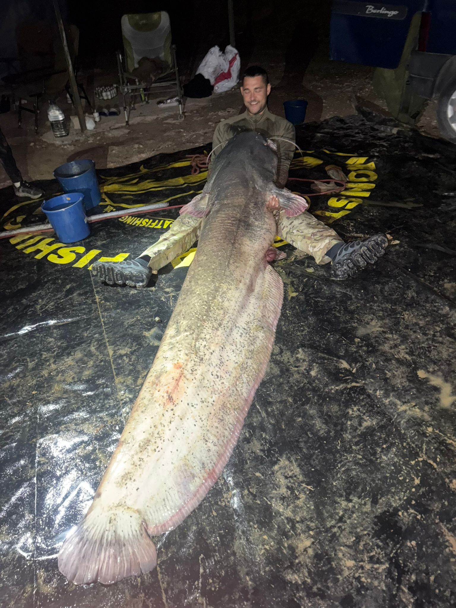 Το «τέρας» του ποταμού Σέγρε: Γατόψαρο 3 μέτρων και 117 κιλών πιάστηκε ...