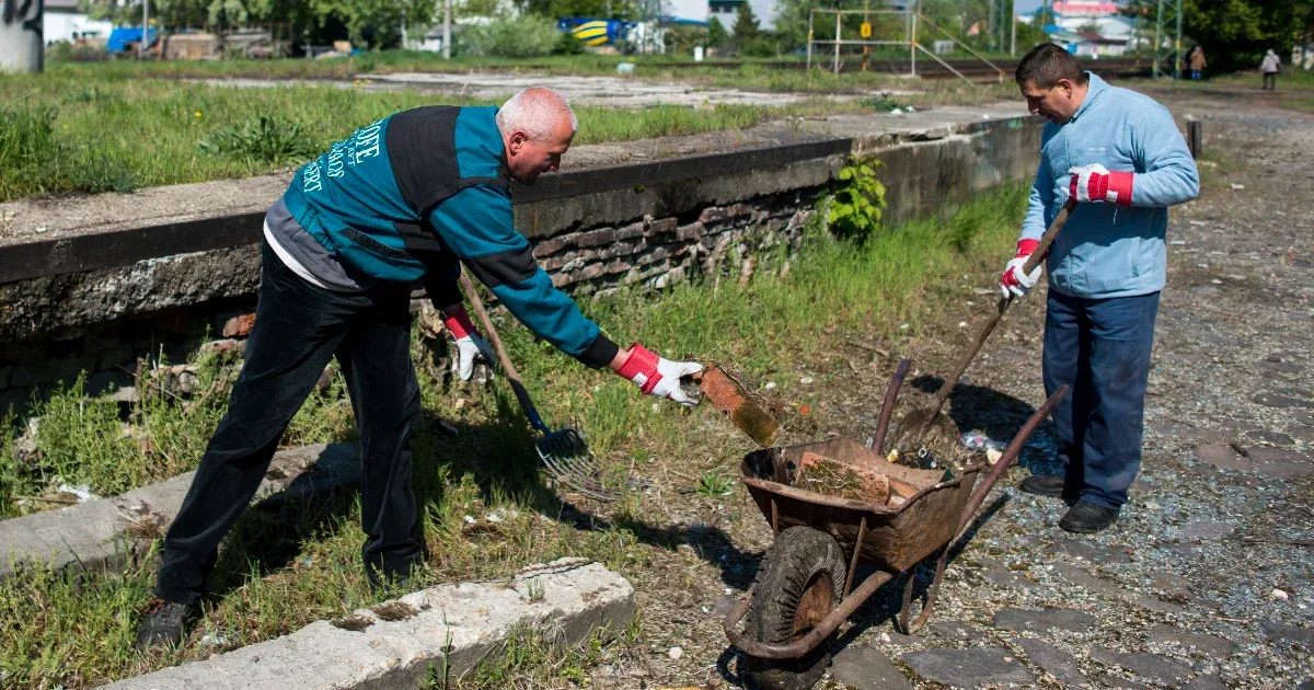 Érdekes időzítéssel akarja még jobban visszaszorítani a közmunkát a kormány