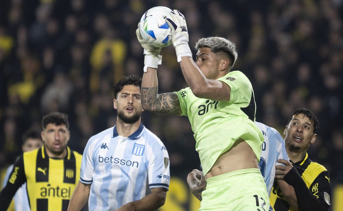 Peñarol se aprovecha del nefasto momento de Colo Colo y “ratea” para ...