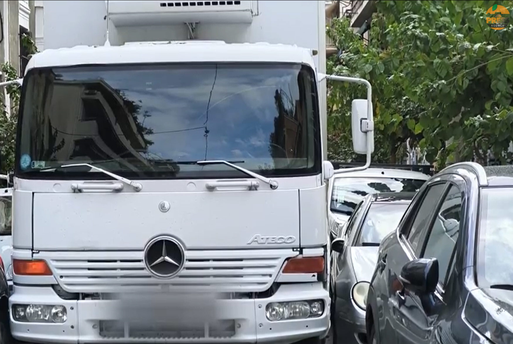 Κομφούζιο στα Εξάρχεια: Φορτηγό προκάλεσε ζημιές σε εννέα οχήματα και ...