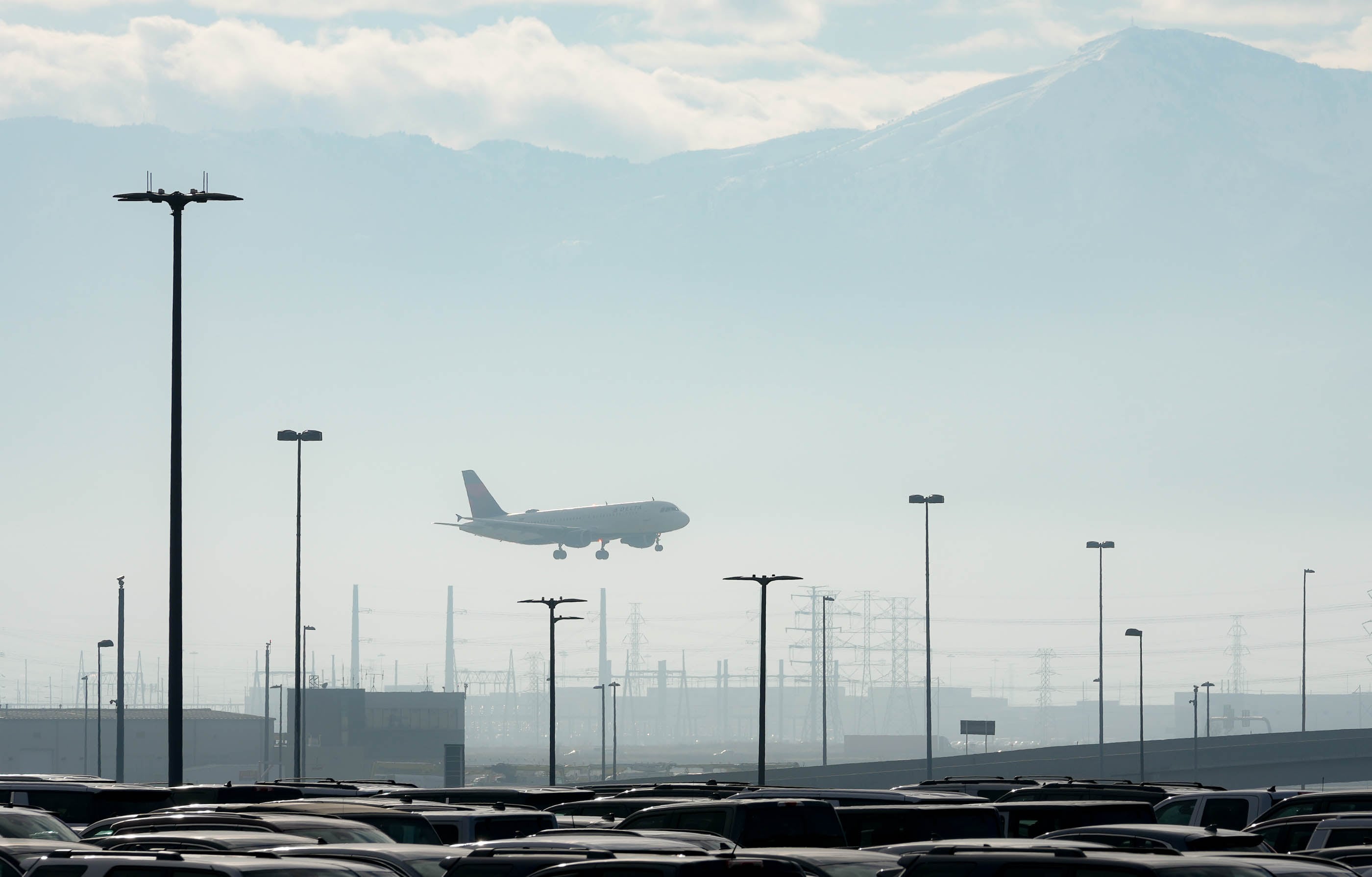 United Airlines flight diverted to SLC after windshield mysteriously ...
